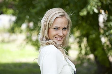 푸자 접시를 들고 구디 파드와 축제를 축하하는 전통 의상을 입은 마하라슈트리아 여성의 초상화 사진 배경 및 무료 다운로드를위한