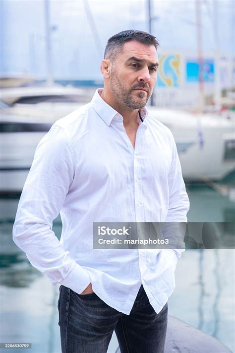 짧은 검은 머리와 수염을 가진 진지한 백인 사업가가 호화 요트 근처에 서 있습니다 40 49세에 대한 스톡 사진 및 기타 이미지 40 49세 개념 개성 개념 Istock