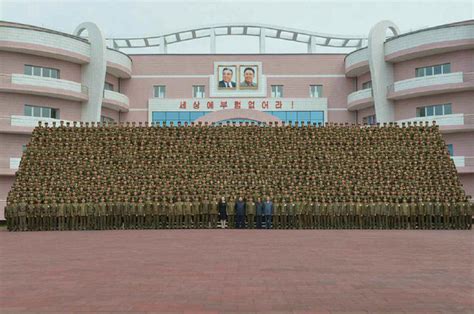 金正恩与朝鲜军人建设者合影 妹妹金与正现身 国际在线