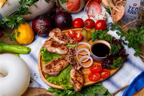 간장 건강한 식생활 고명 그릴 다육 라임 레몬 맛있는 미식가 방울 토마토 상추 서빙 소스 식사 신선 실란트로 애피타이저 양파 영양 오징어