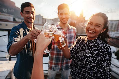 年轻人在聚会上敬酒