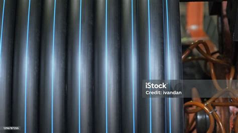 롤 스레딩 코일 파이프 플라스틱 수도관 공장의 제조 물과 기압을 사용하여 공작 기계에 플라스틱 튜브를 만드는 과정 0명에 대한 스톡 사진 및 기타 이미지 Istock