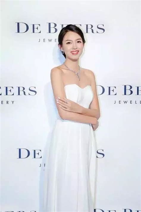 穿上白裙的俞飛鴻，張梓琳，春夏簡直美爆了！ 每日頭條