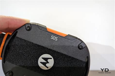 Iphone Style Satellite Connectivity On An Android Phone Motorolas Dongle Lets You Send Sos