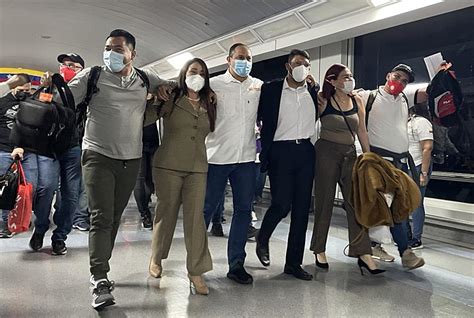 Liberados pela Justiça tripulantes de avião bloqueado Internacional