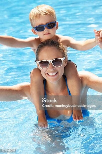 구슬눈꼬리 아들 지역에서 수영장 2 3 살에 대한 스톡 사진 및 기타 이미지 2 3 살 2명 30 39세 Istock
