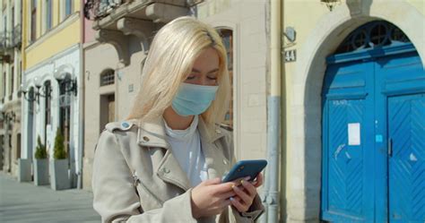 코로나바이러스 를 예방하기 위해 얼굴 보호를 착용하는 거리에서 바이러스 마스크 여성 19 음식 검역소의 공공 장소에서 걷는 여성