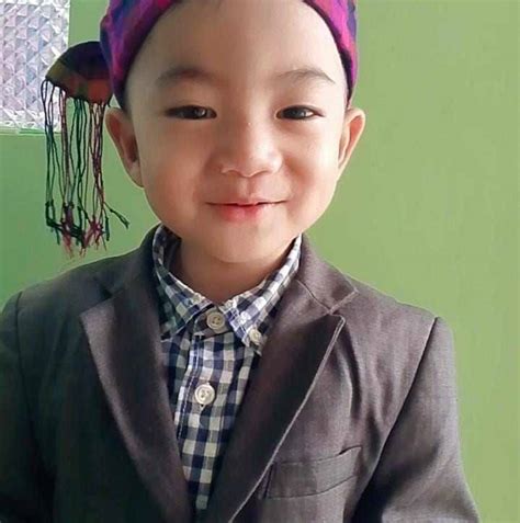 Weirdoya သူတို့ဖိနပ်စီးပြီး၊ တစ်မိုင်လောက်လျှောက်ကြည့်ပါ ကမ္ဘာက