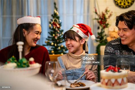 집에서 함께 크리스마스 파티를 축하하는 아시아 사랑스러운 가족 휴일 추수 감사절을 축하하기 위해 음식을 먹고 집에서 식탁에 크리스마스 이브를 먹는 매력적인 부모와 친척 12