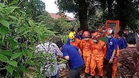 Kisah Petugas Damkar Yang Bantu Pemakaman Fajri Pria Berbobot 300 Kg