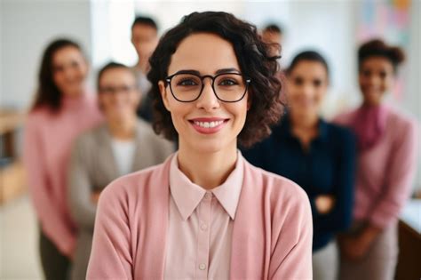 Retrato De Una Profesora Sonriente Parada En El Aula Foto Premium