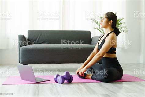 거실에서 집에서 노트북으로 온라인 수업을 스트레칭하는 요가 운동을하는 웃는 아시아 여성 30 34세에 대한 스톡 사진 및 기타