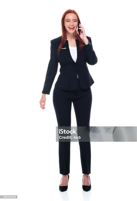 전체 길이 정면 보기 카메라 2029세 성인 미모 빨간 머리 긴 머리 코 카 서 여자 비즈니스 맨 스탠딩 비즈니스 웨어 슈트 휴대 전화 들고 1 명 20 24세에 대한 스톡