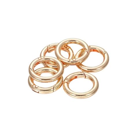 זוג טבעות קרבינה עגולות במגוון צבעים וגדלים