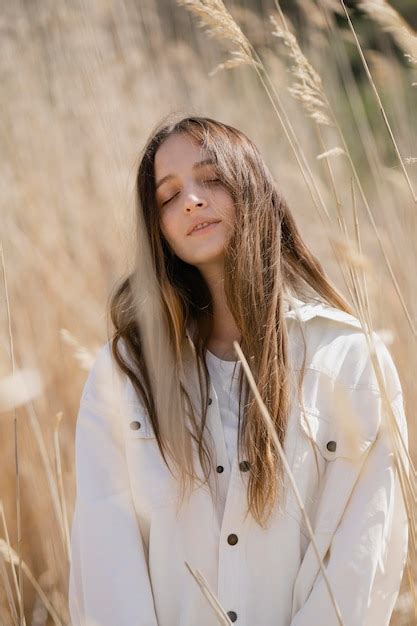 Mujer Joven Posar En Un Campo Foto Gratis