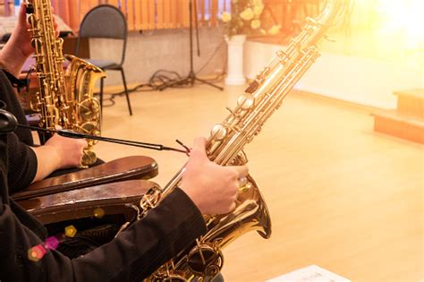 무대에서 라이브 공연 중 재즈 색소폰을 연주하는 뮤지션의 손 Classical Concert에 대한 스톡 사진 및 기타 이미지