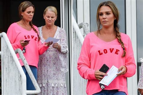Danielle Lloyd Leaves Police Station With Her Mum After Nude Photo Hack The Irish Sun