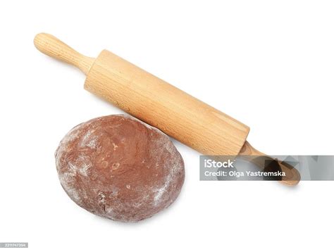 초콜릿 반죽과 나무 밀대가 흰색에 분리되어 있음 평면도 0명에 대한 스톡 사진 및 기타 이미지 0명 굴리기 날것 Istock