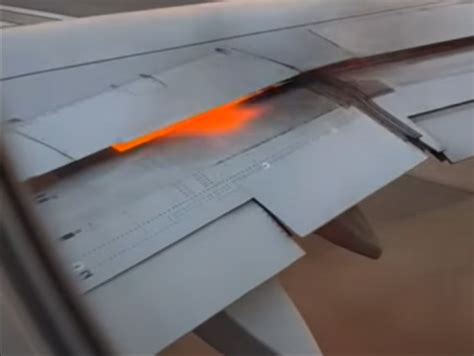 Panică la bordul unui avion Unul dintre motoare a luat foc în timpul