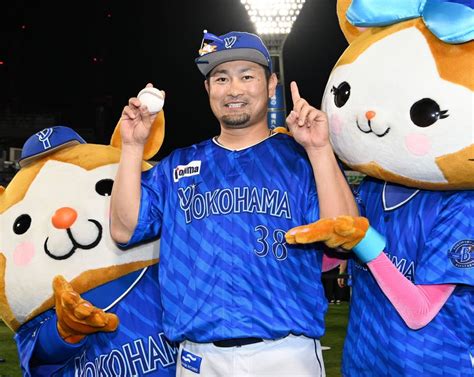 〝パリピ〟歓喜爆発！ Dena森唯斗が移籍後初勝利 恒例シール貼りの後ろでチームメート大盛り上がり ファン「牧うるさすぎて」「ちょっと黙ってw