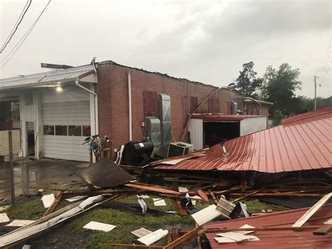 100000 Without Power And Firefighter Killed In Tn As Storms Sweep In