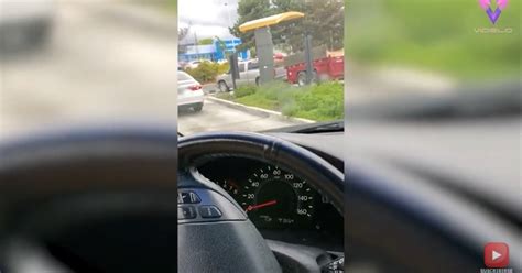 Desconecta Un Conductor Atasca Su Camioneta Con Remolque En Un Mc Auto Y El Atasco Que Forma