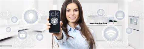 스마트 홈 웃는 여 자가 보여주는 휴대 전화 화면 부엌 및 생활에 배경 흐리게 가정 생활에 대한 스톡 사진 및 기타 이미지