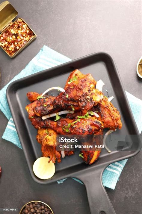 Tandoori 치킨은 인도에서 인기있는 로스트 치킨 레시피입니다 Tandoor는 전통적인 나무 오븐입니다 치킨 탄두리 플래터는