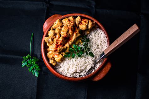 그릇에 바스마티 쌀을 곁들인 전통적인 인도 매운 양고기 음식의 평면도 0명에 대한 스톡 사진 및 기타 이미지 0명 고기