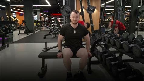 Концентрированный подъём на бицепс техника выполнения упражнения