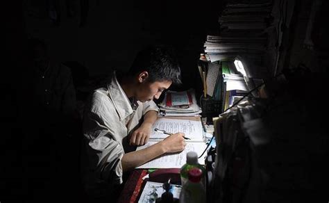中国教授袁克勤，为日本提供中国情报被捕，其儿子竟叫嚣让放人
