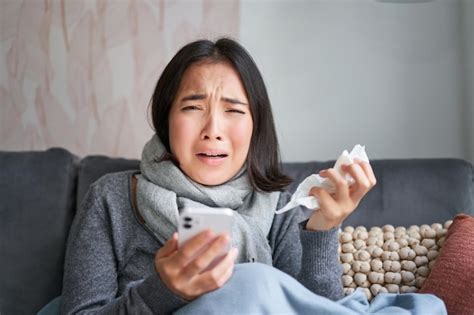 Menina Asiática Com Gripe Senta Se Em Casa Chora E Parece Chateada