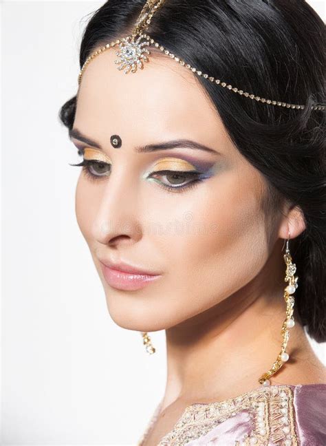 Schönes Indisches Mädchen Des Porträts Stockbild Bild von dunkel hintergrund