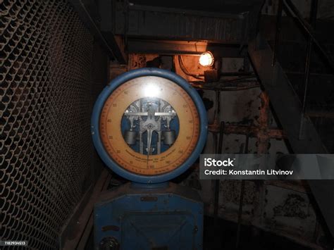 지하 벙커에 버려진 감옥 구 소련 냉전 폭탄 피난처 벙커의 밀폐 된 문입니다 파이프 및 밸브 낮은 조명 조건 두려움과 악몽의 벙커 0명에 대한 스톡 사진 및 기타 이미지
