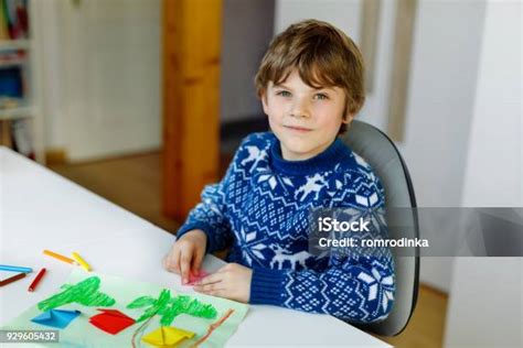 작은 아이 보가 종이 접기 튤립 만들기 엽서에 대 한 어머니의 날 또는 생일 꽃 초급 클래스 학교 하 고 수공예의 귀여운 아이 교실에 대한 스톡 사진 및 기타 이미지