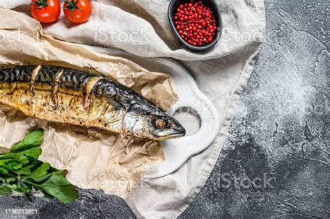 파슬리와 체리 토마토를 곁들인 훈제 고등어 회색 배경입니다 맨 위 보기 텍스트를 위한 공간 갈색에 대한 스톡 사진 및 기타