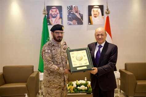 جريدة الرياض رئيس مجلس القيادة الرئاسي اليمني يزور قيادة القوات المشتركة