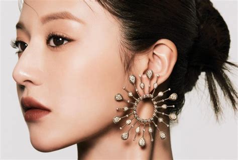 올 블랙도 찰떡 고윤정의 블랙 파노라마 하퍼스 바자 코리아