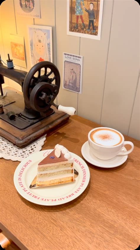 카페 그랜마 로이스☕️ 당근케이크 주문이 있어 포장전에 사진을 찍어봤어요🎁 ️ 피칸과 당근이 들어간 제누와즈와 느끼하지않고 부드러운 크림치즈프로스팅이 정말 잘어울리는