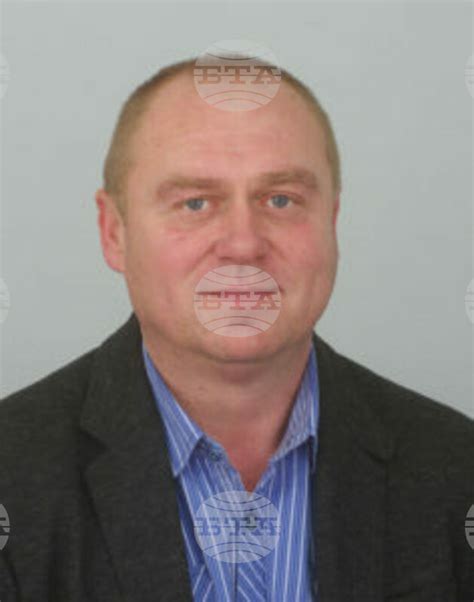 Безработни младежи започнаха работа в Община Ружинци Утро