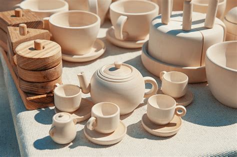 컵이 있는 나무 주전자 선물로 다양한 나무 장난감 어린이의 발달과 교육을위한 친환경적이고 안전한 수제 제품 갈색에 대한 스톡 사진 및 기타 이미지 Istock