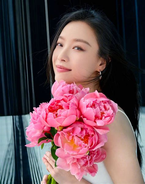 倪妮手捧鲜花娇艳欲滴 一袭白裙气质温婉大气 搜狐大视野 搜狐新闻