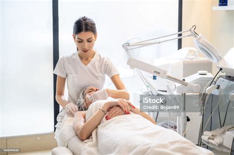 뷰티 살롱에서 레이저 치료를하기 전에 젊은 여성의 얼굴에 하이드로 젤 마스크를 적용하는 미용사 20 24세에 대한 스톡 사진 및 기타 이미지 Istock