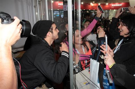 Foto Caio Castro tira foto fã protegido por área cercada por