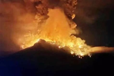 Tsunami Alert After A Volcano In Indonesia Erupts Thousands Are Told