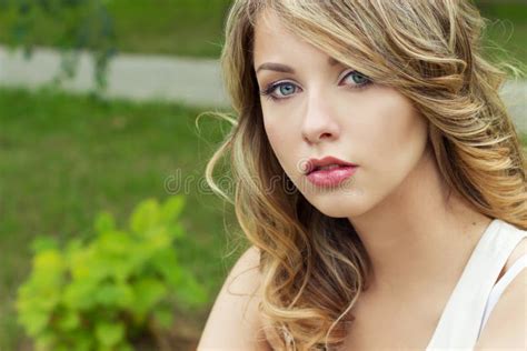 Porträt Des Schönen Sexy Blonden Mädchens In Einem Park Mit Den Großen Prallen Lippen Stockbild