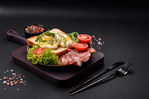 베이컨 토스트 계란 토마토 양상추 및 채소로 구성된 맛있는 건강식 점심 식사 0명에 대한 스톡 사진 및 기타 이미지 0명