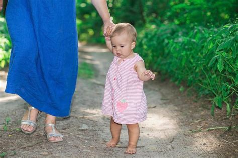 Mamá Le Enseña A Su Hija A Caminar En El Bosque Foto Premium