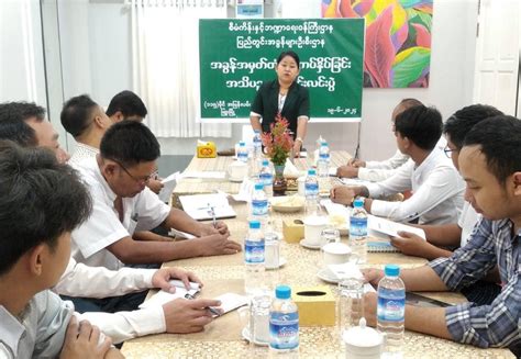 ဖြူးမြို့နယ်၌ အခွန်အမှတ်တံဆိပ်ကပ်နှိပ်ခြင်း အသိပညာပေးရှင်းလင်းဆောင်ရွက် Information And Public