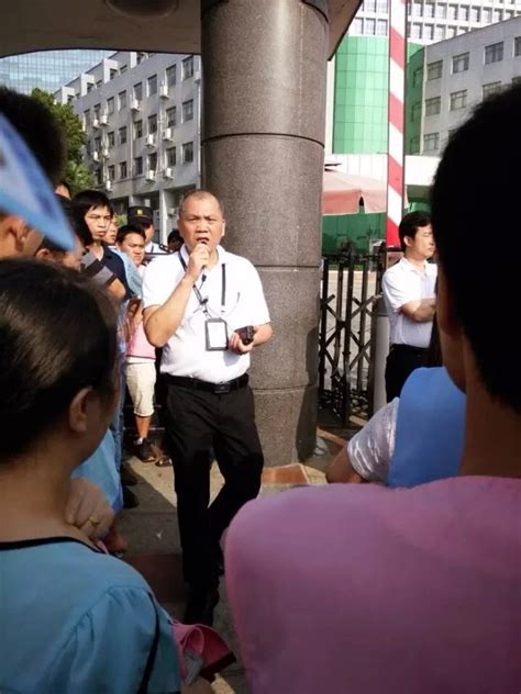 The Real China 真实的中国 深圳2000工人游行示威围堵镇政府抗议公司减薪